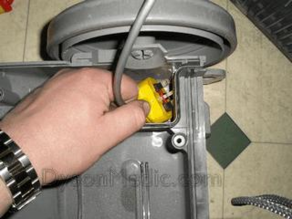 Dyson DC02 Repair. Dyson DC02 Strip Down and Cable Rewind Replacement.